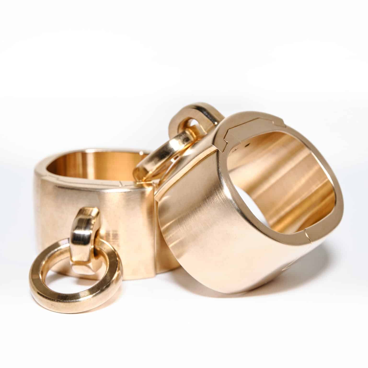 RELEASE OF THE WRIST CUFFS | Swedish Collar